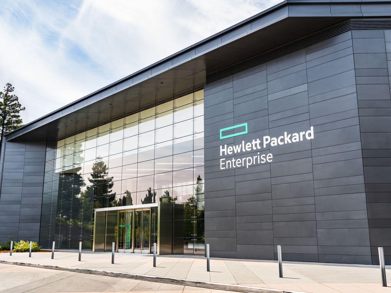 Hewlett Packard Enterprise drtí odhady. Nabírá boom kolem AI serverů na ...